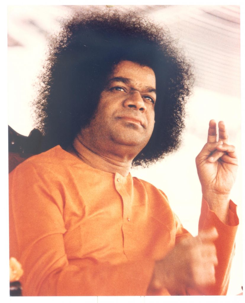 PICTURE: SAI BABA LEFT HAND FINGER’S SIGN (WALLET Size) | Sathya Sai ...