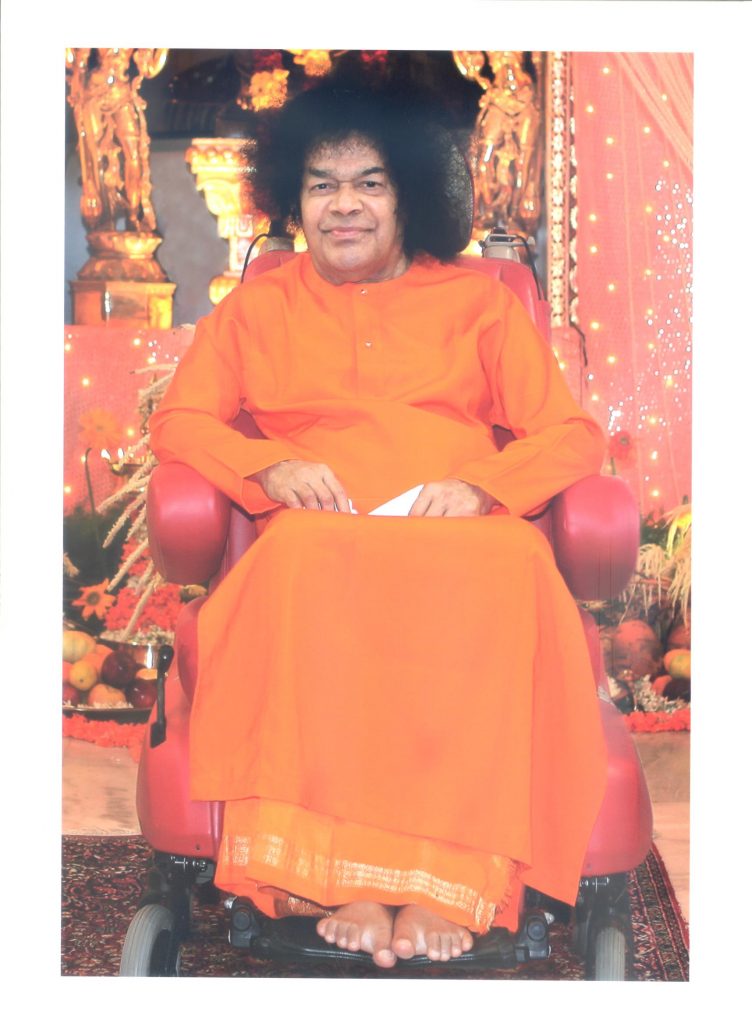 PICTURE: SWAMI SITTING AND SMILING (8″ X 12″) | Sathya Sai Book Store ...